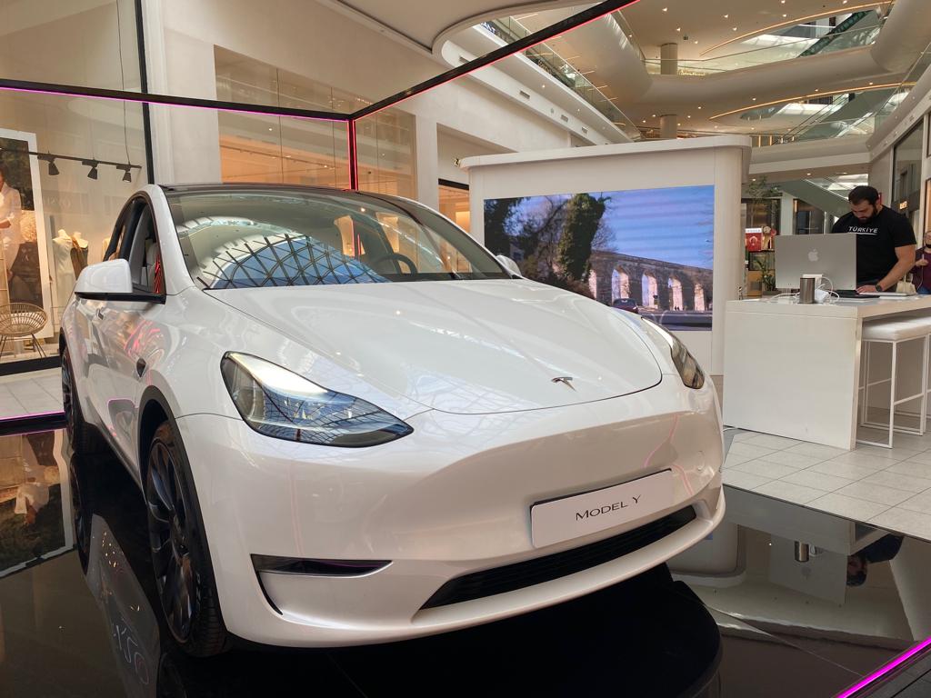 Tesla, Anadolu Yakası’ndaki İlk Pop-Up Mağazasını Akasya’da Açtı